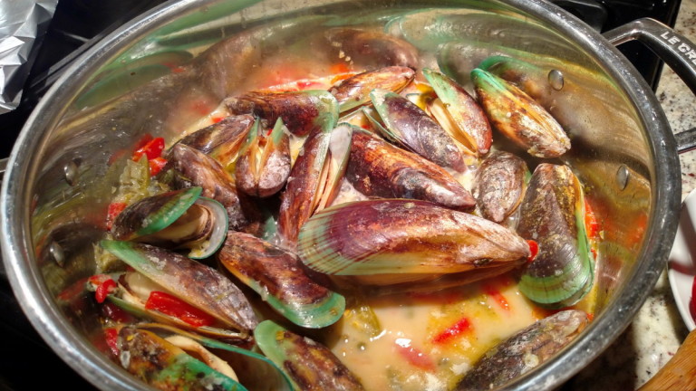 Mussels Holiday (a festive mussels mariniere) - BaconFatte.com