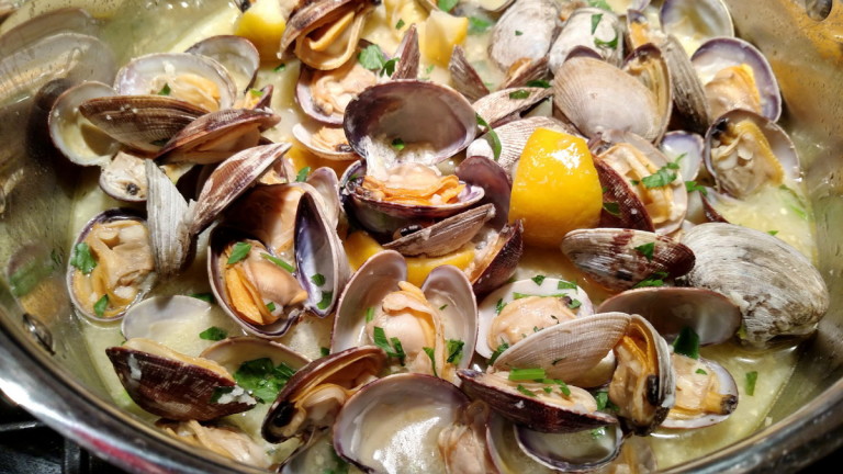 Steamed Clams with White Wine, Garlic and Butter - BaconFatte.com