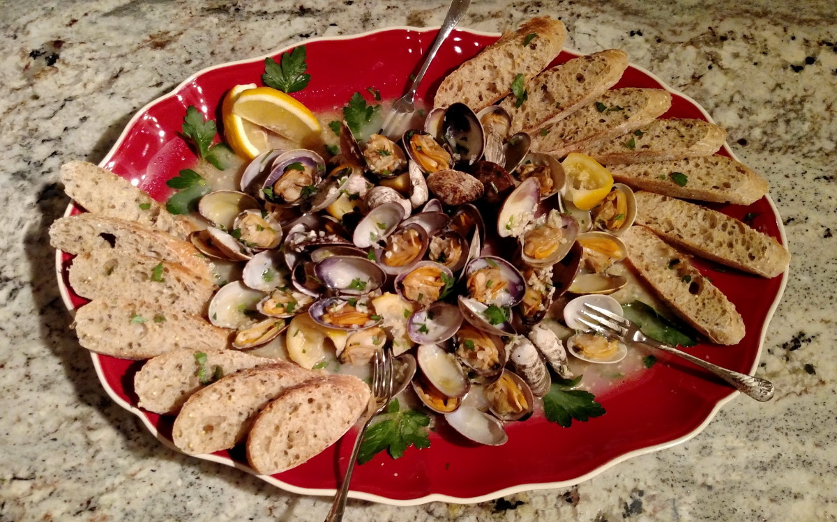 Steamed Clams with White Wine, Garlic and Butter - BaconFatte.com